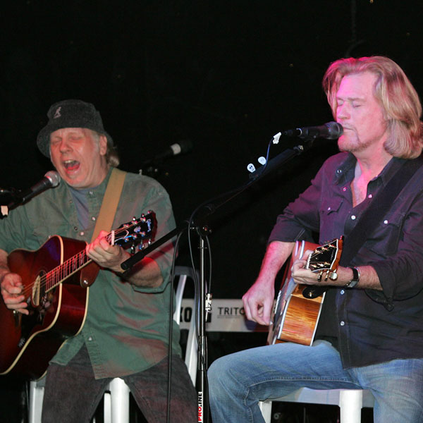 Hall And Oates bassist Tom 'T-Bone' Wolk dies - NME