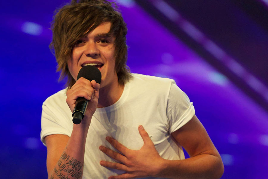 Olly Murs set to topple Rihanna from top of UK album chart