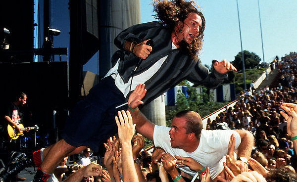 Pearl Jam get fan club member to choose gig setlist