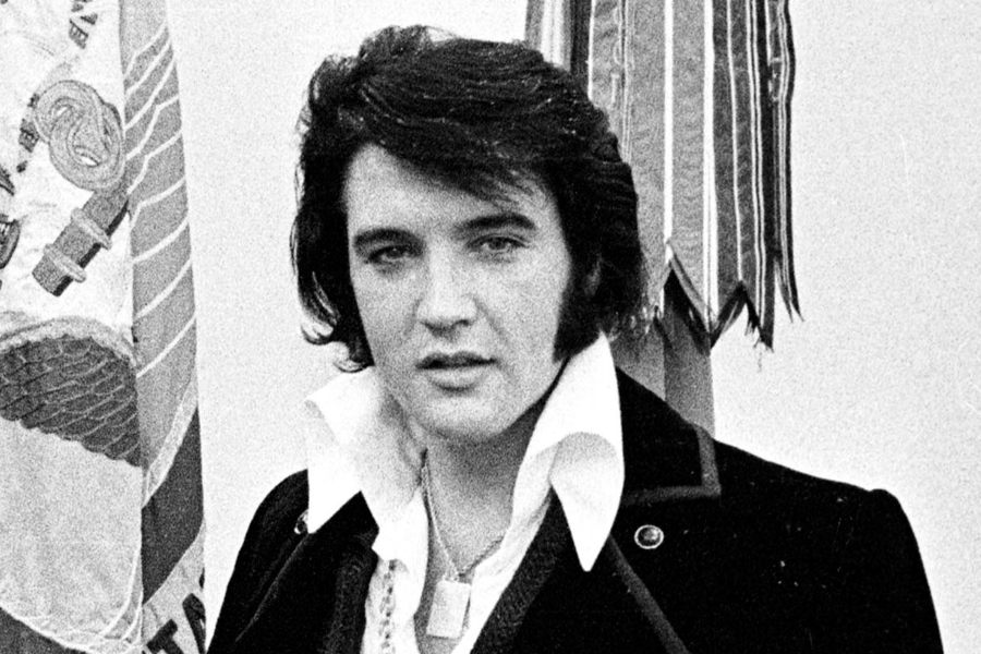 Elvis Presley's tooth goes missing while on tour of the UK