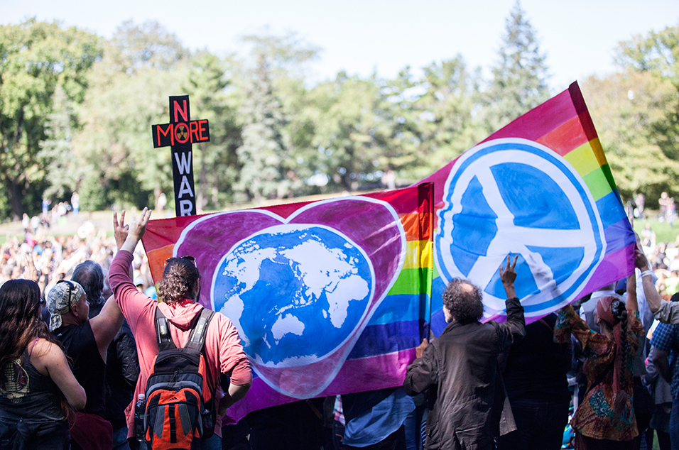 Yoko Ono Marked John Lennon's 75th Birthday With A 2,000-Strong Human ...