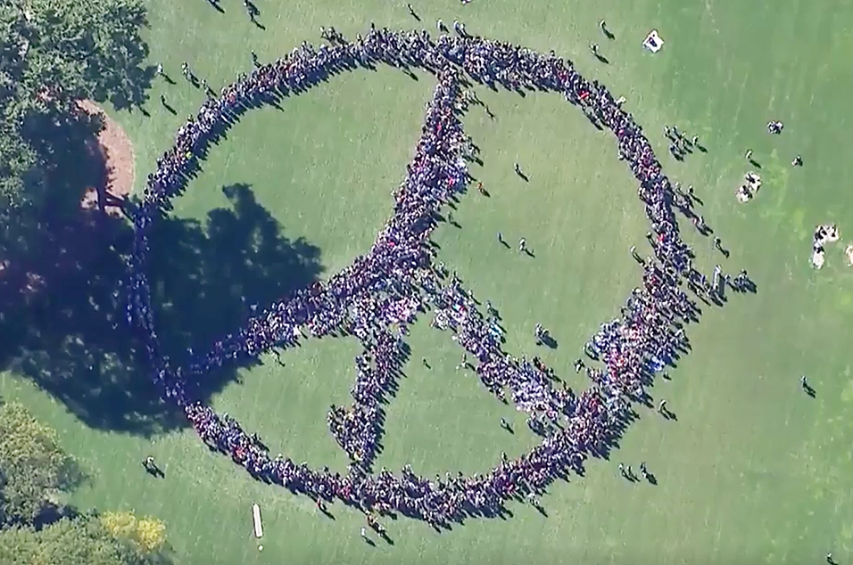 Yoko Ono Marked John Lennon's 75th Birthday With A 2,000-Strong Human ...