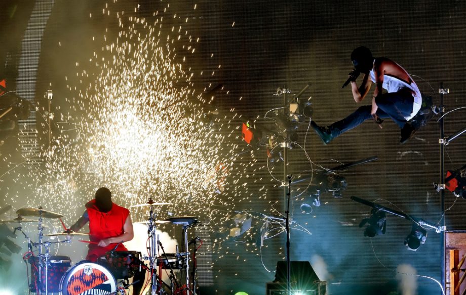 Watch Twenty One Pilots frontman Tyler Joseph fall off top of piano on ...