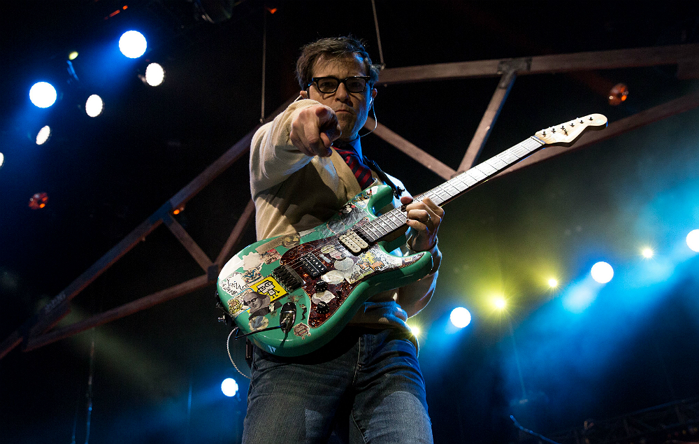 Weezer have been recreating their iconic 'Buddy Holly' music video on stage - NME